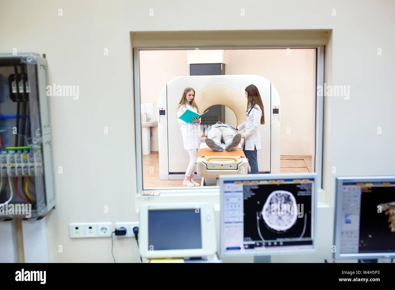 MRI machine and screens with doctor and nurse Stock Photo - Alamy