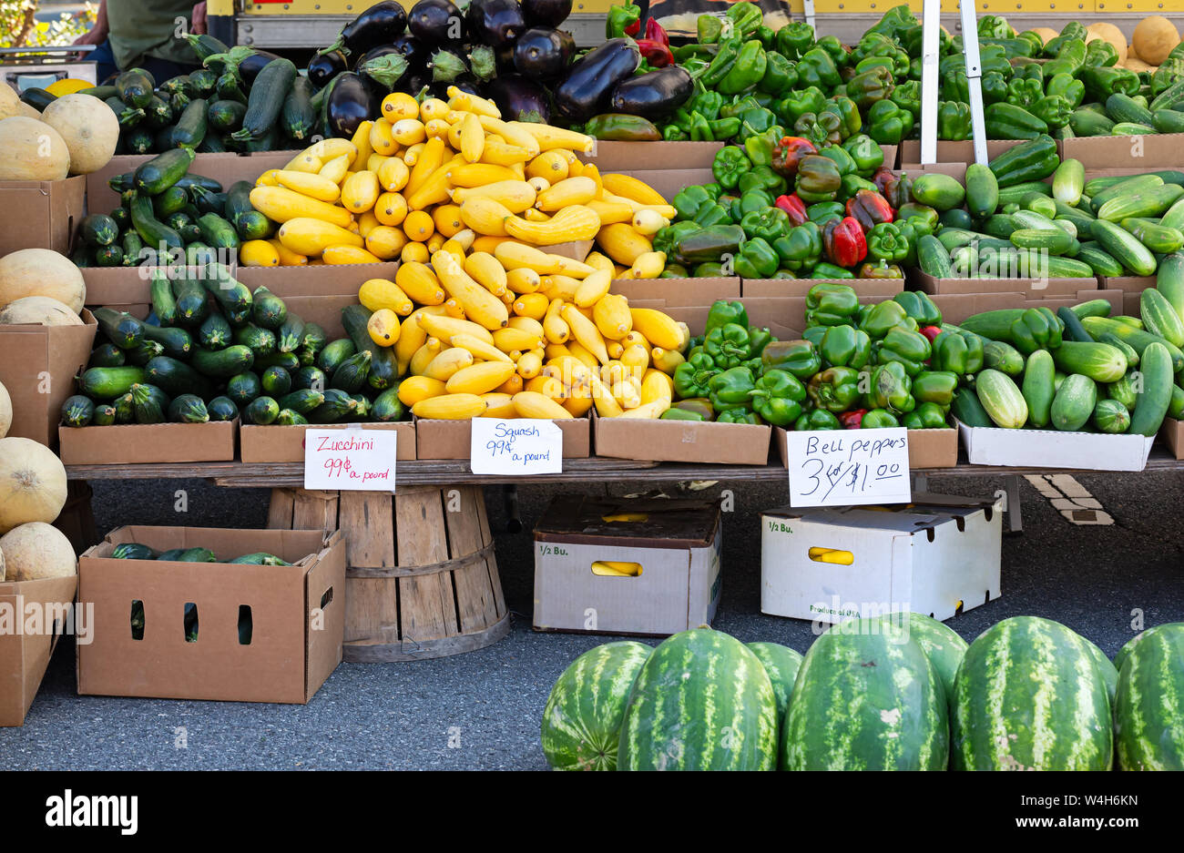 Fresh produce at a local farmer's market Stock Photo - Alamy