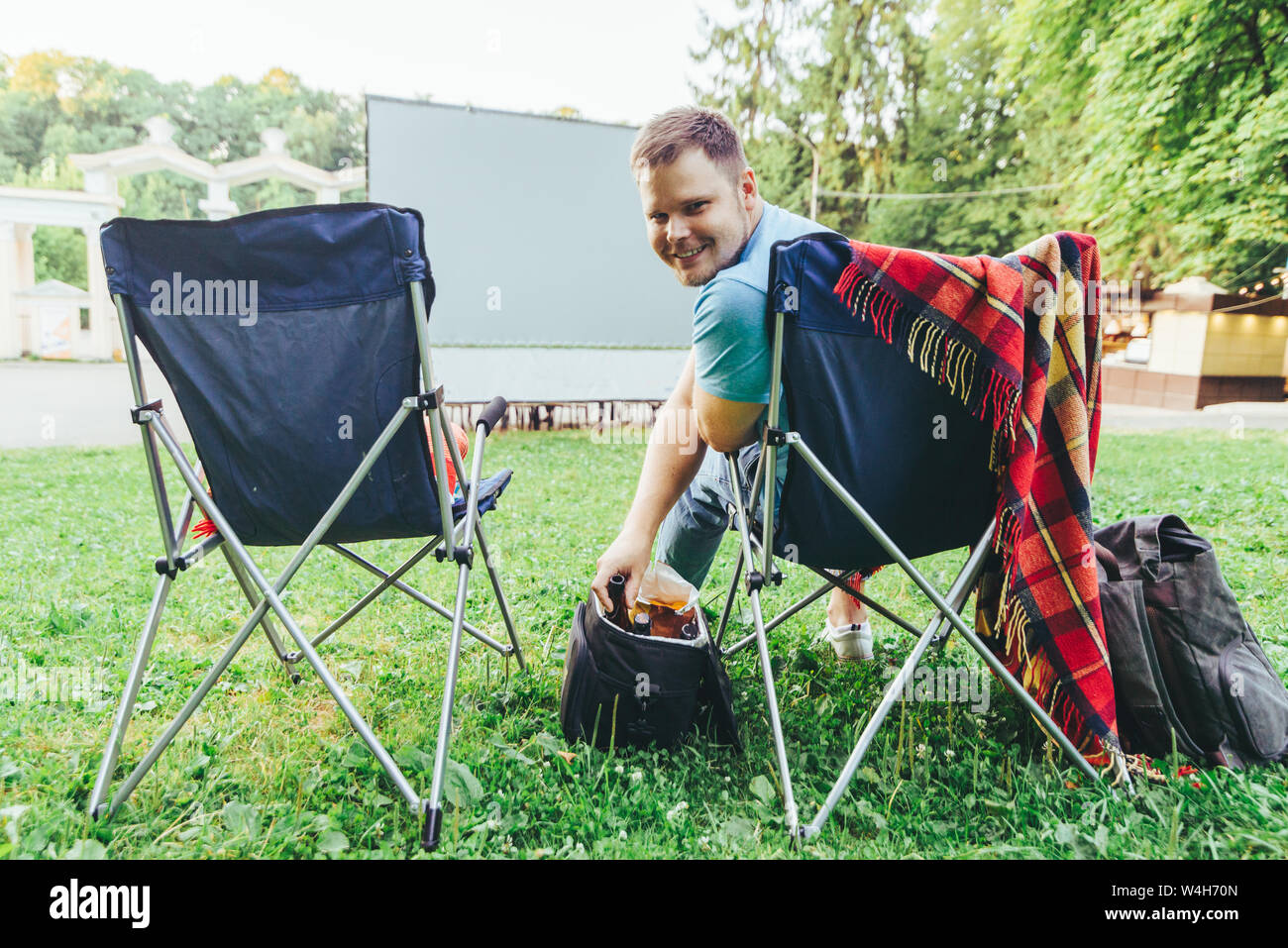 Man sitting in folding chairs hi-res stock photography and images - Alamy