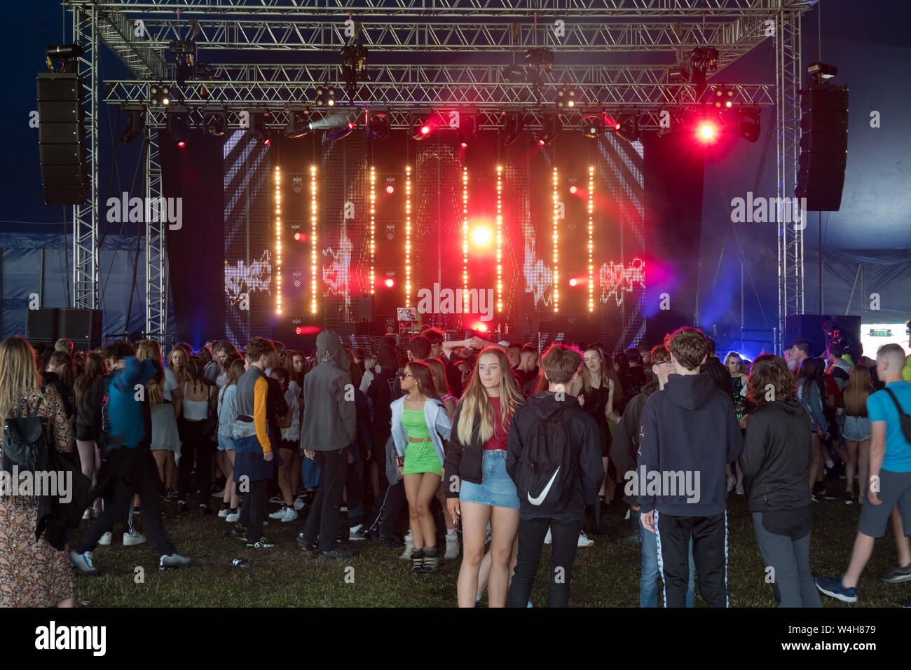 Teenagers listening to a concert hi-res stock photography and images ...