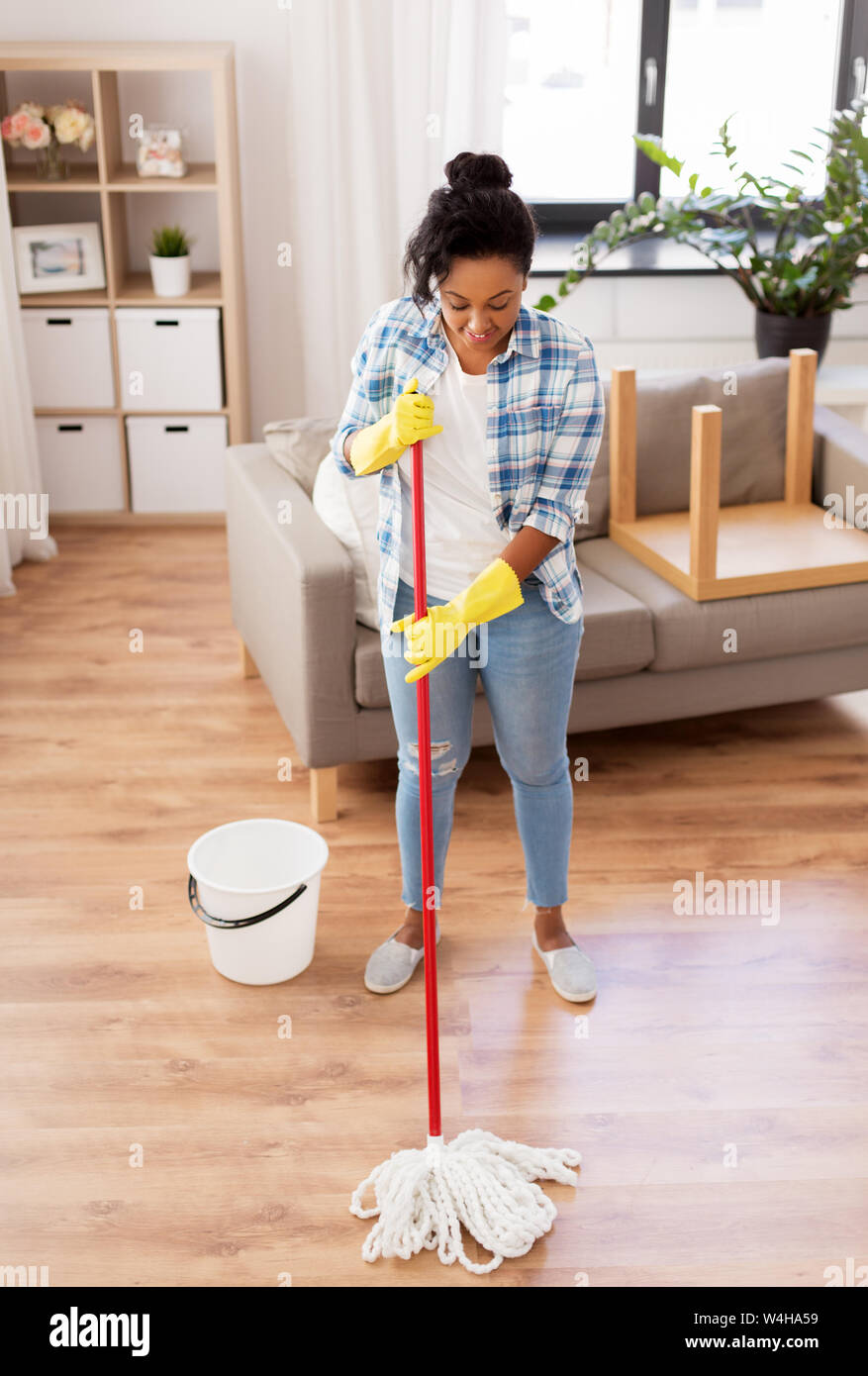Black woman cleaning floor hi-res stock photography and images - Alamy