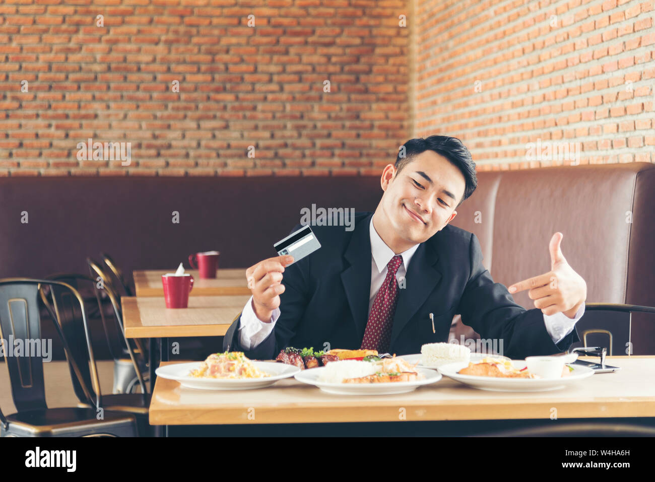 Paying bills credit card hi-res stock photography and images - Alamy