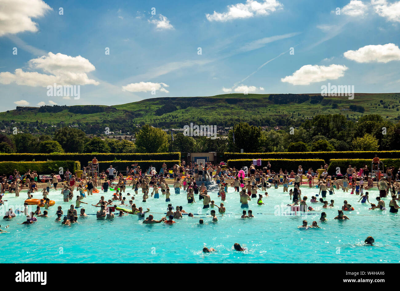Ilkley pool and lido hi-res stock photography and images - Alamy