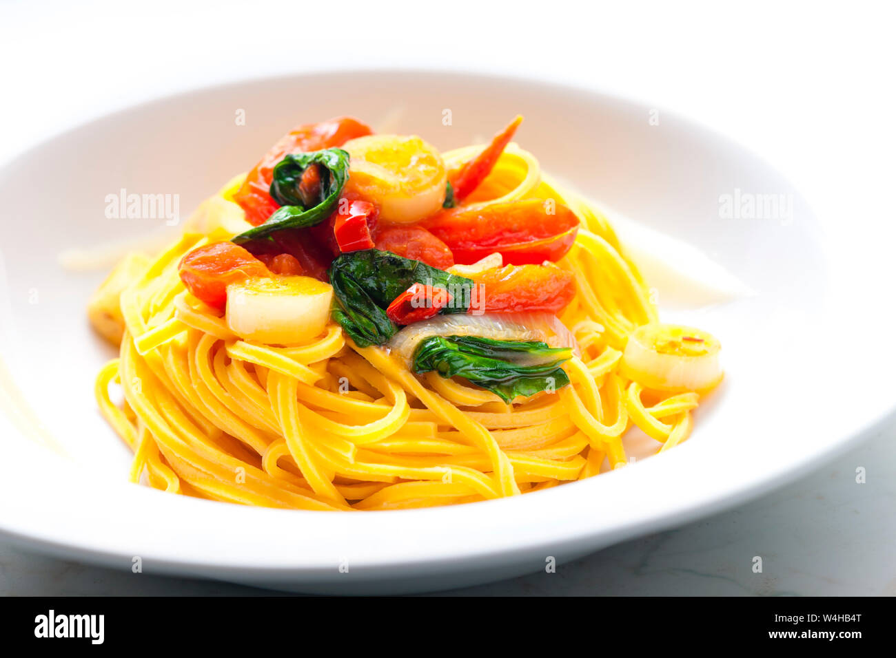 spaghetti with chilli tomatoes and spinach Stock Photo - Alamy