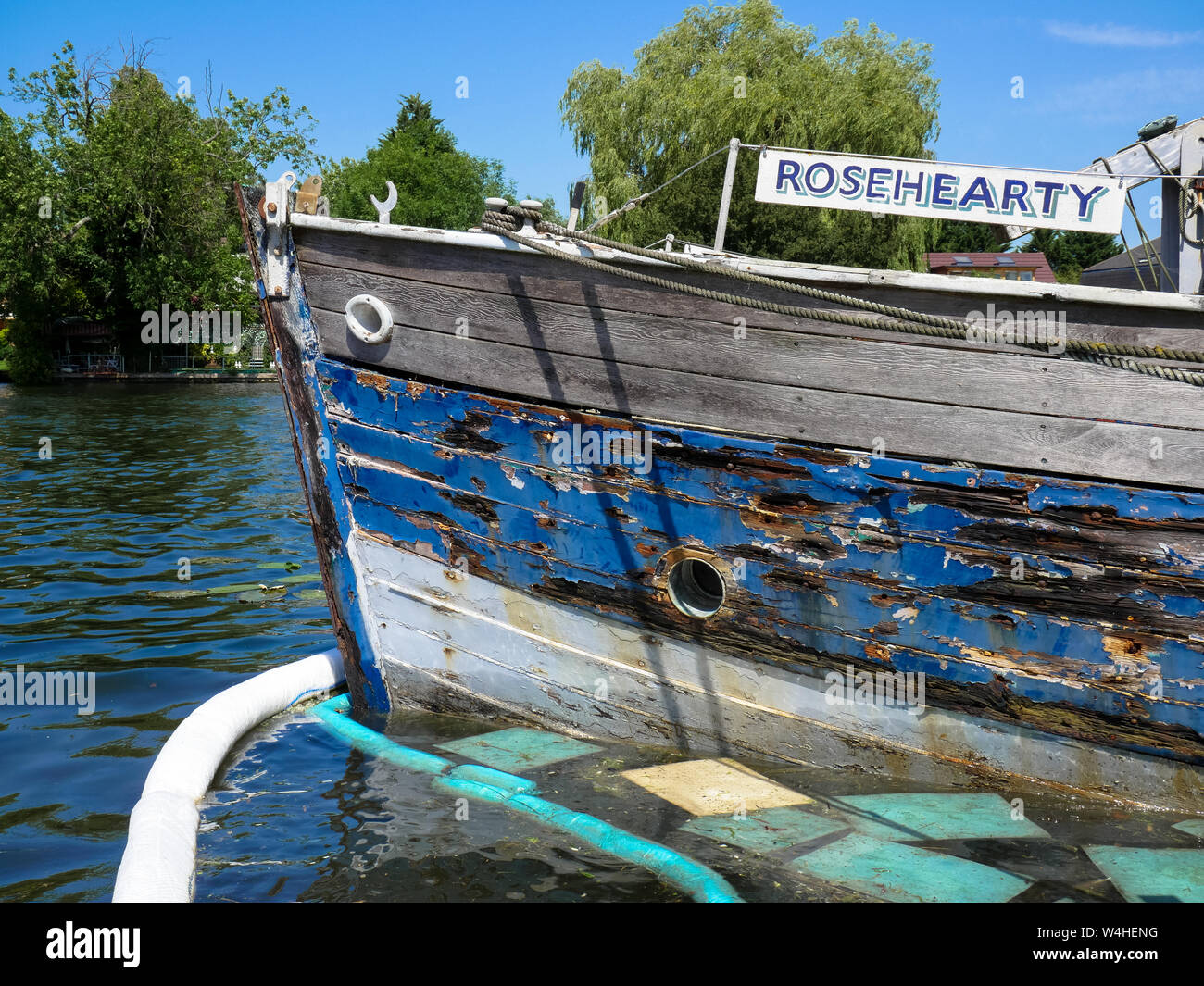 Oil boom boat hi-res stock photography and images - Alamy