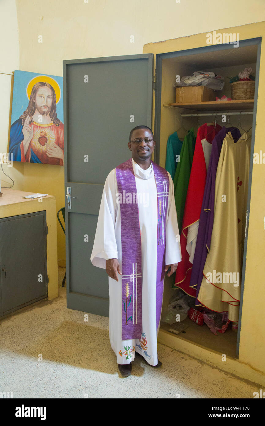 Catholic mass africa hi-res stock photography and images - Alamy