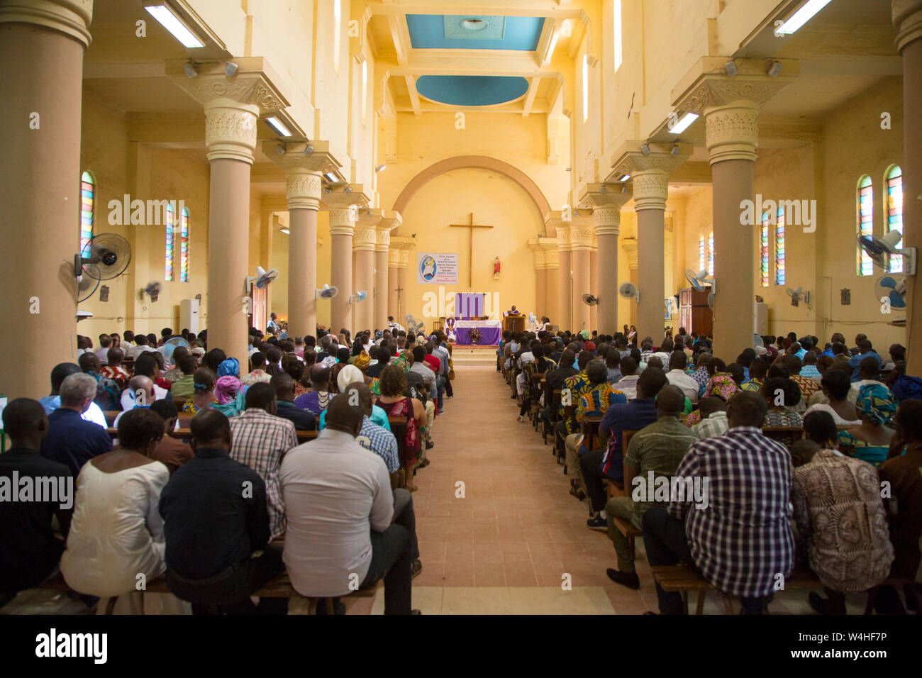 Catholic mass church africa hi-res stock photography and images - Alamy