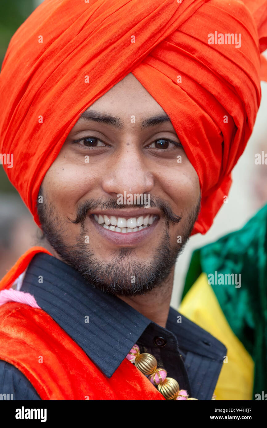 Indian dancers wearing traditional dress hi-res stock photography and ...