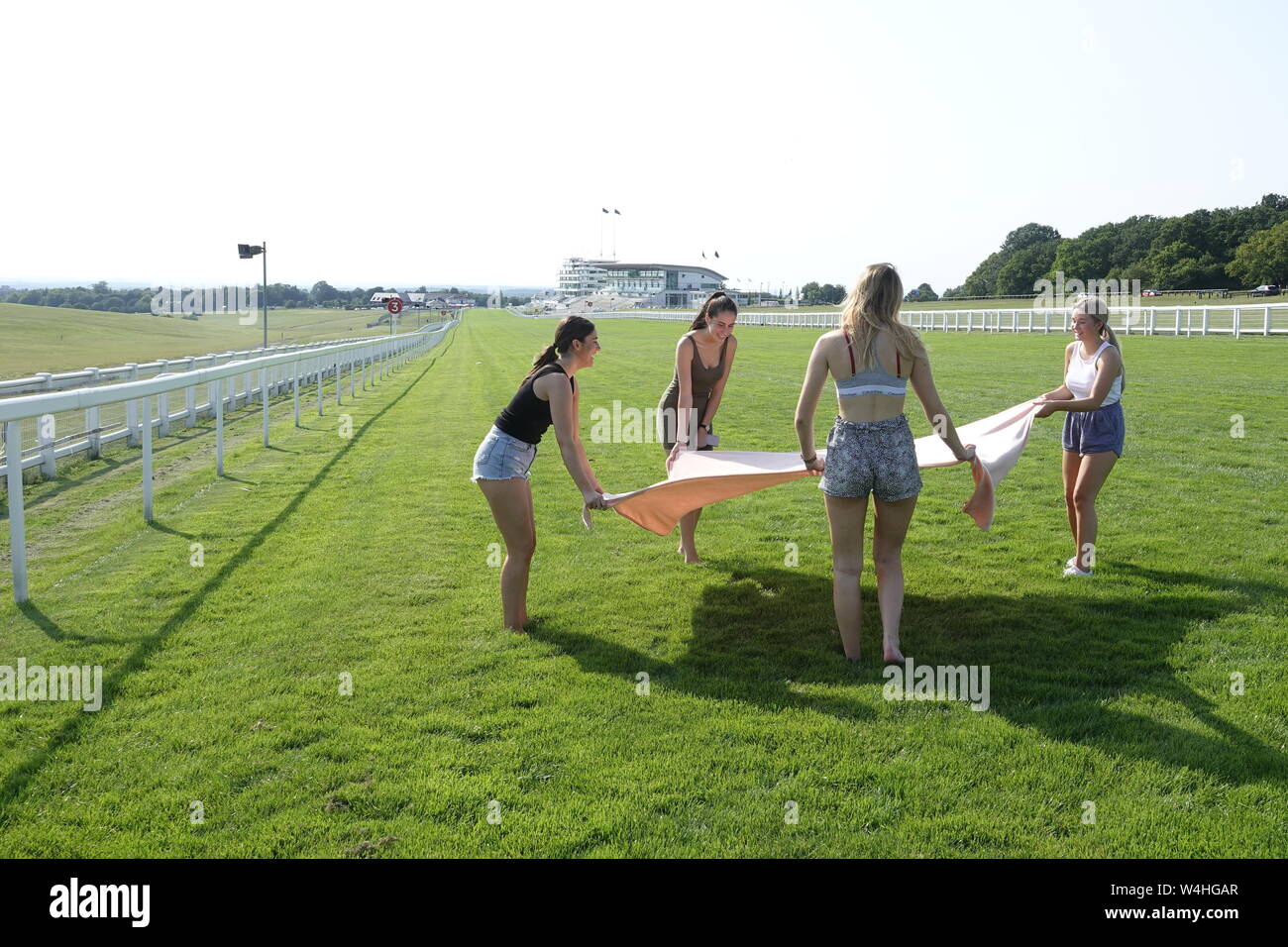 Girls sunbathing grass hi-res stock photography and images - Alamy