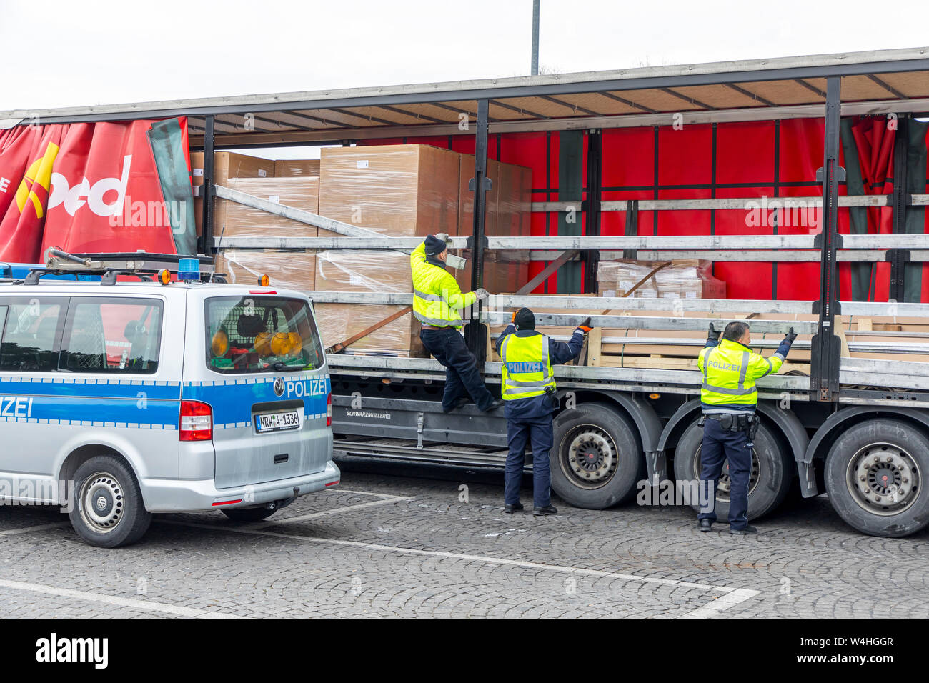 Police checks on the A3 motorway near Solingen, checks on the centre of ...
