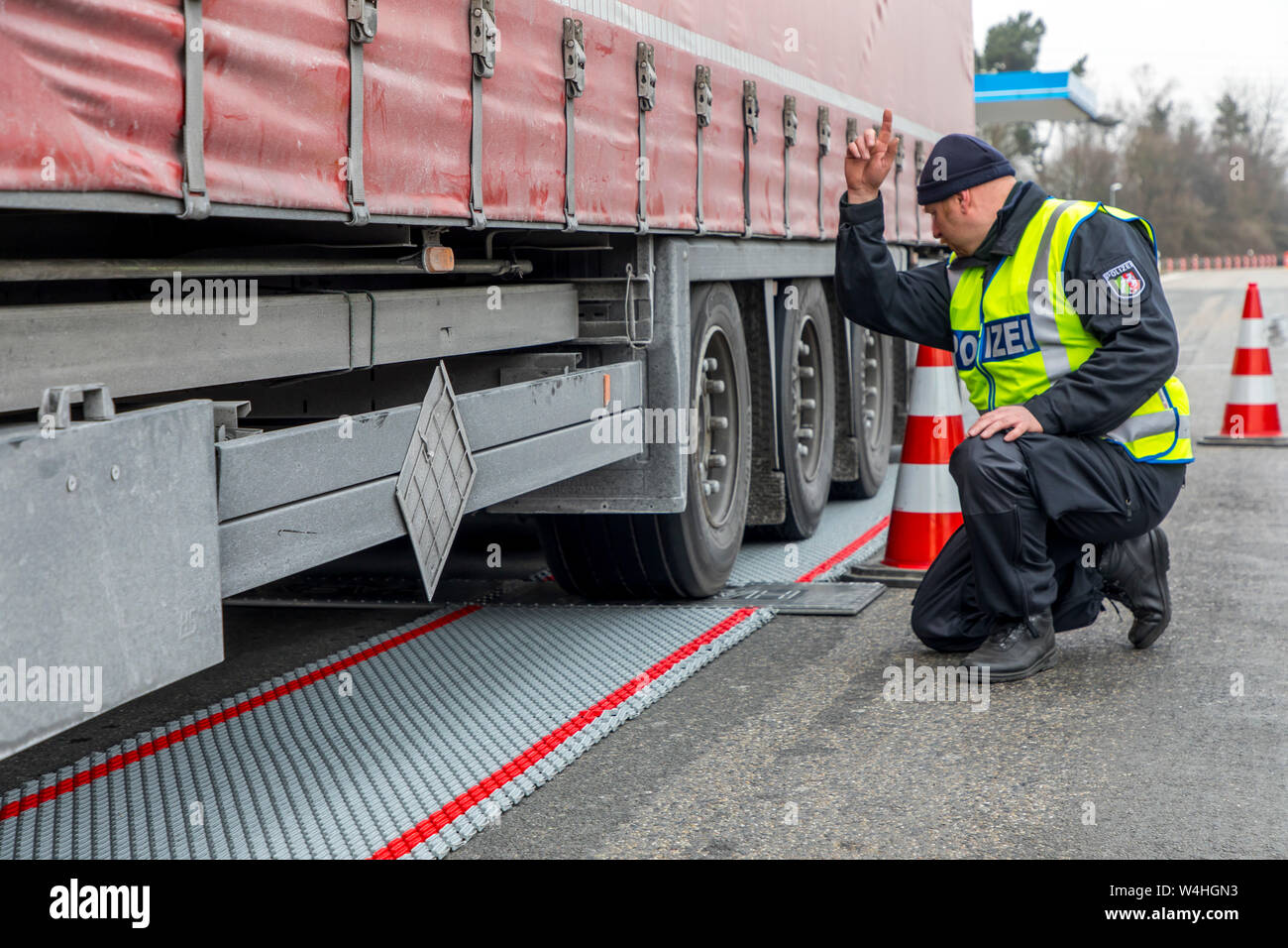 Load scale hi-res stock photography and images - Alamy