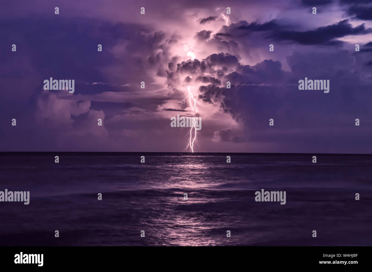 Nocturnal thunder hi-res stock photography and images - Alamy