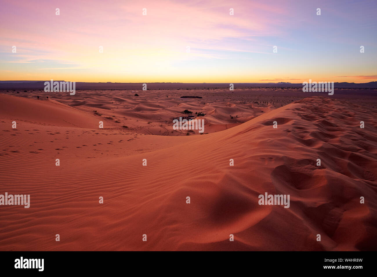 Beautiful colorful sunrise at a sand dune in Sahara desert Morocco ...