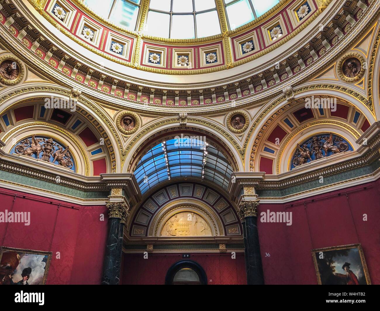 The national gallery london interior hi-res stock photography and ...