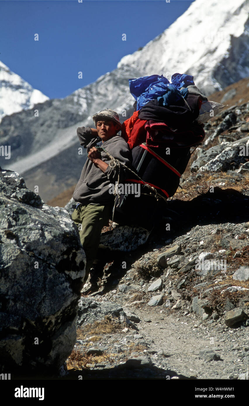 Himalayan porter nepal hi-res stock photography and images - Alamy