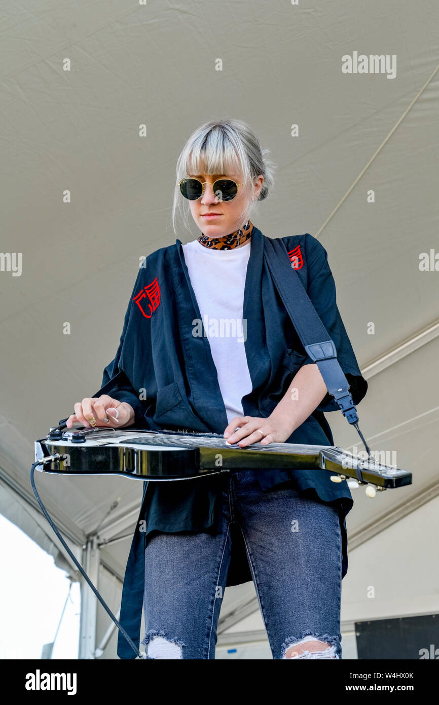 Lapsteel dobro player, Megan Lovell of Larkin Poe, Vancouver Folk Music ...