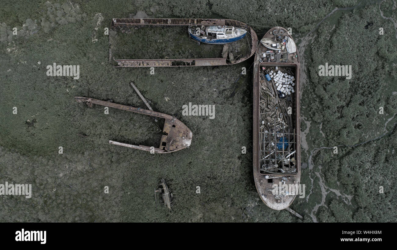Barge sinking hi-res stock photography and images - Alamy