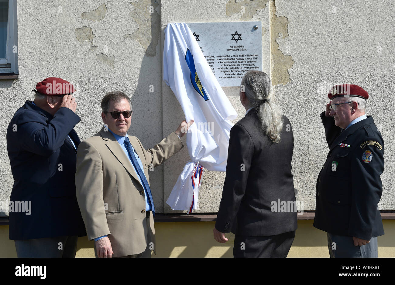 Revealing memorial plaque hi-res stock photography and images - Alamy