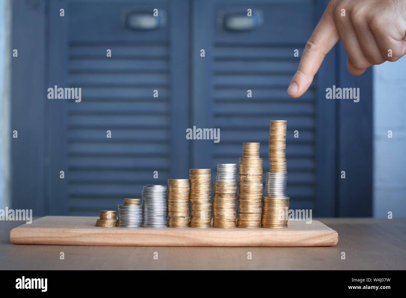 Hand pointing dollar bill hi-res stock photography and images - Alamy