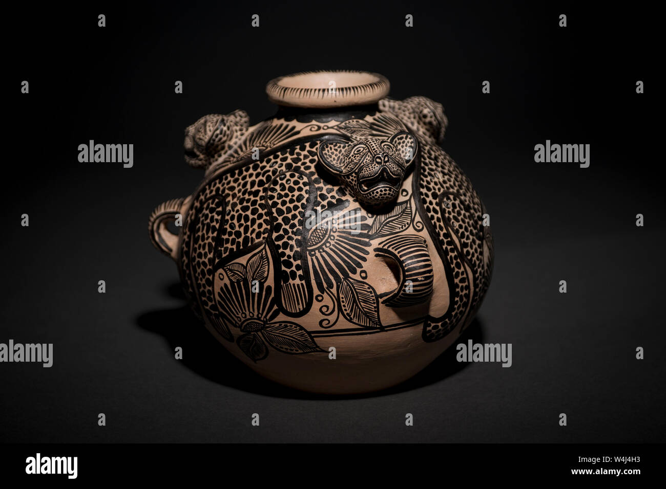 Pottery traditional clay pot hi-res stock photography and images - Alamy