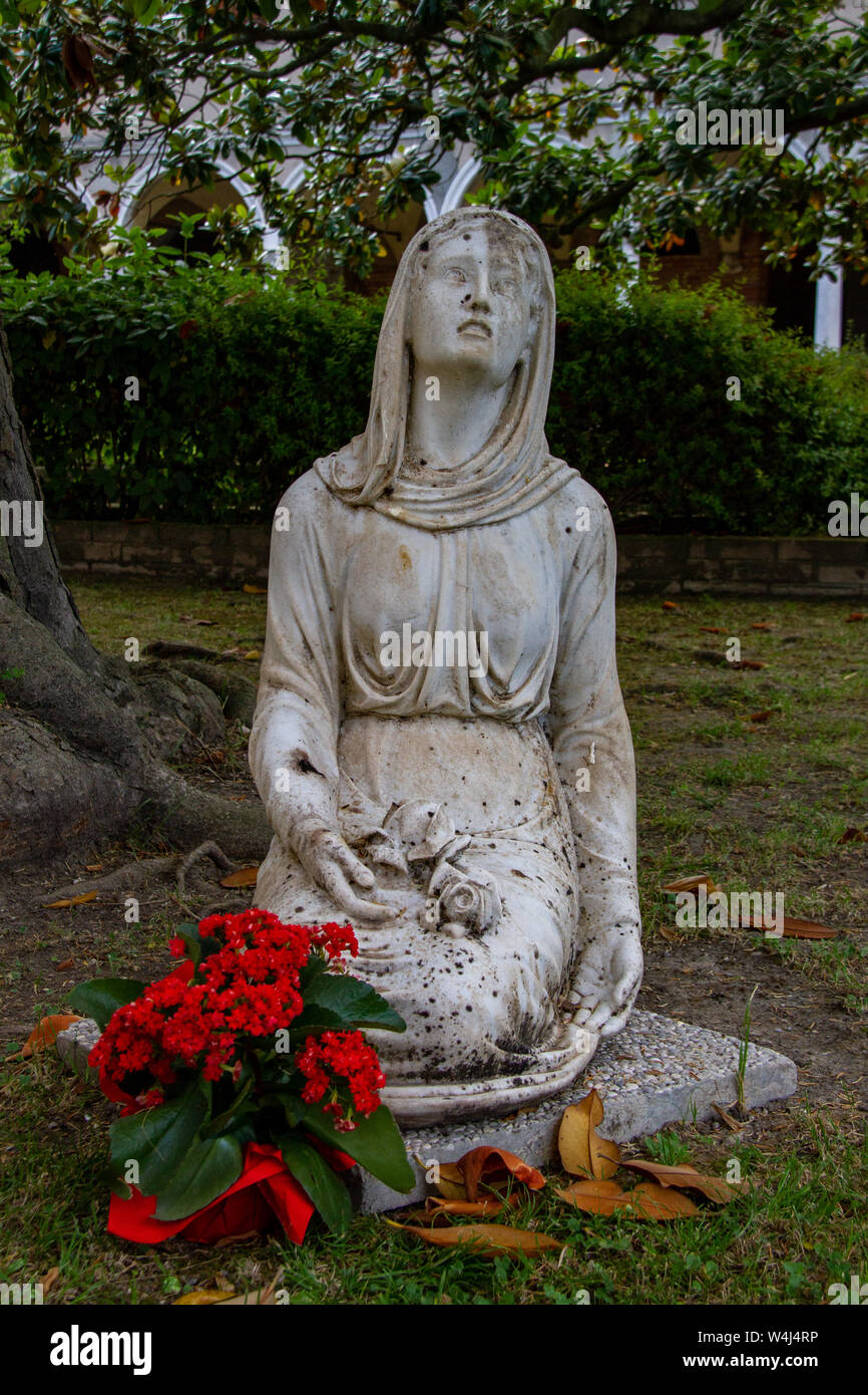 Sad lady statue kneeling at the San Michele Cemetery in Venice Stock ...