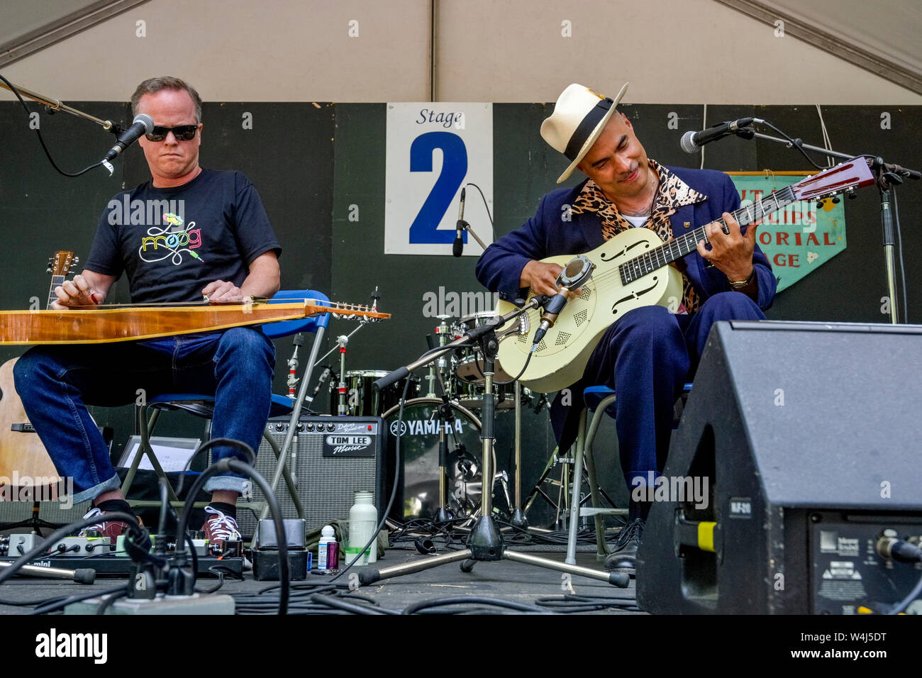 Resonator guitar hi-res stock photography and images - Alamy