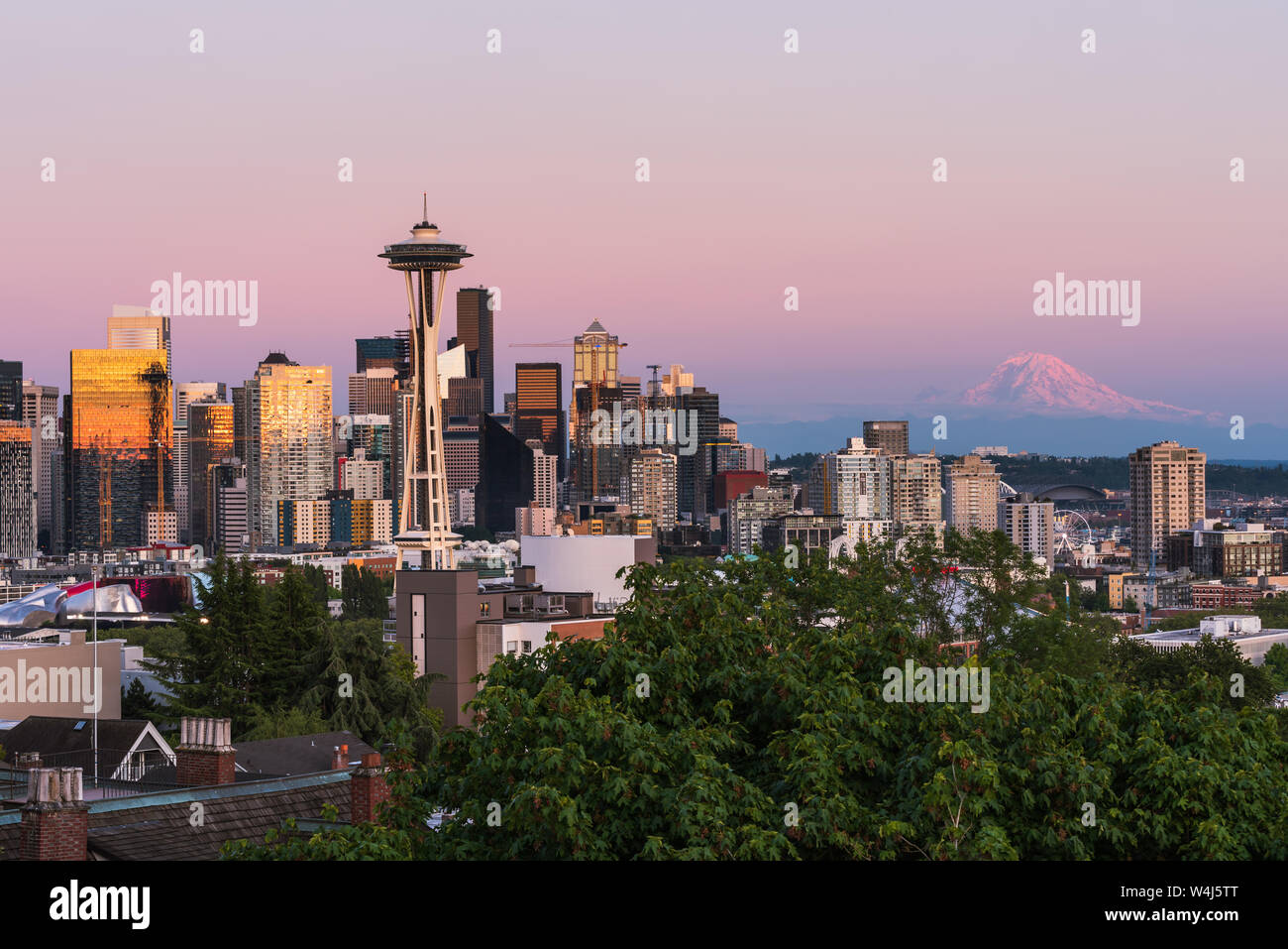 Seattle skyline mt rainier hi-res stock photography and images - Alamy