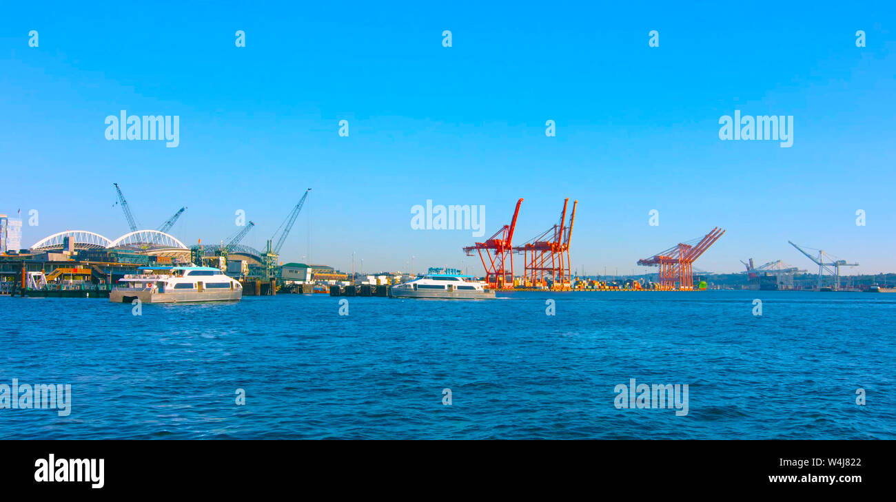 Seattle, Washington, USA (mai 5, 2019) Container ship and dockyard ...