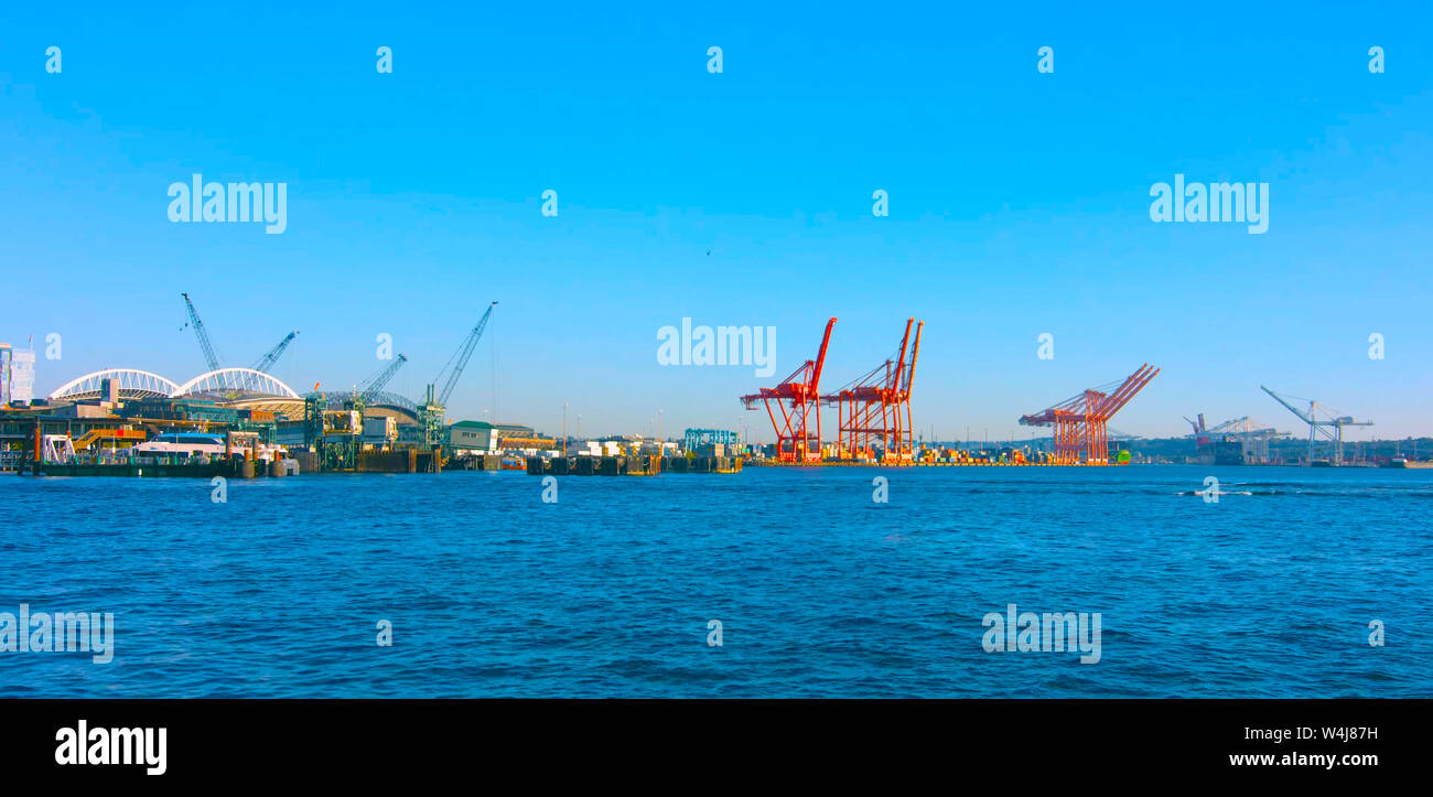 Seattle, Washington, USA (mai 5, 2019) . Container ship and dockyard ...
