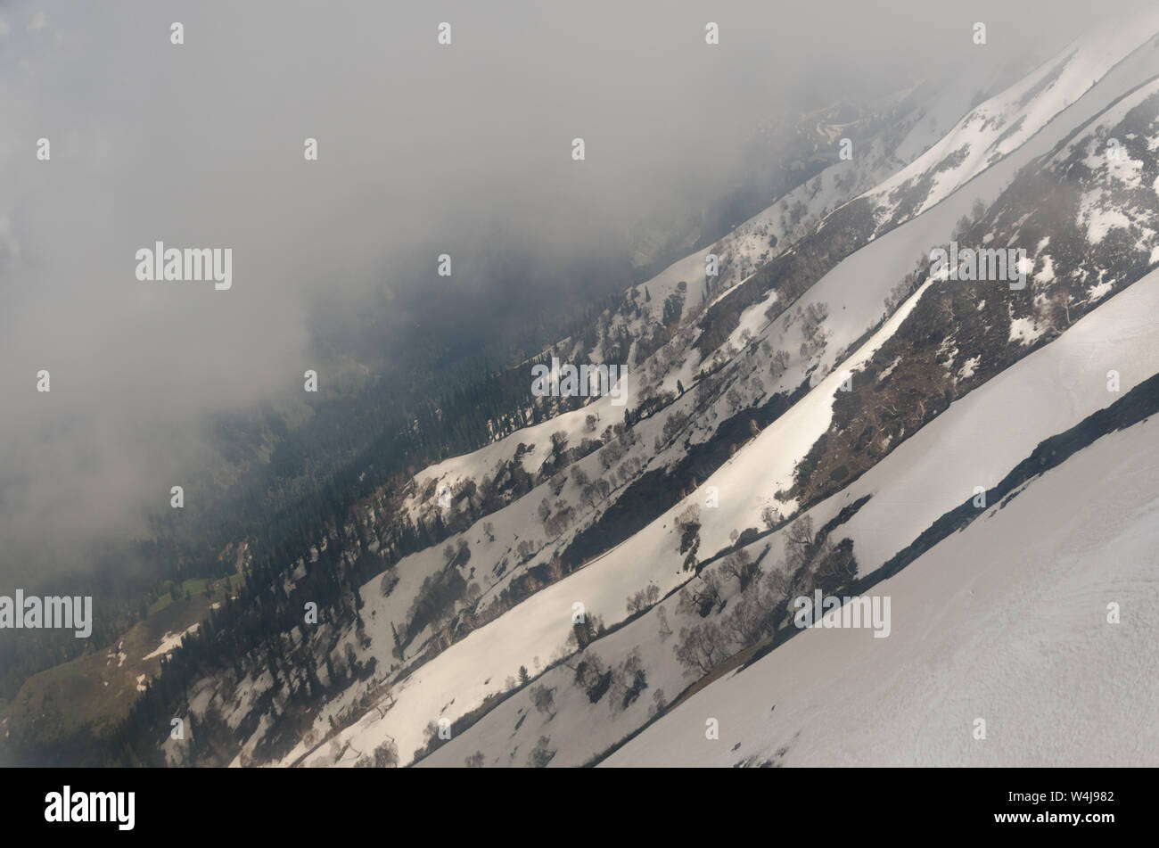 Beautiful view of snow covered landscape from Gulmarg Gondola Phase 2 ...