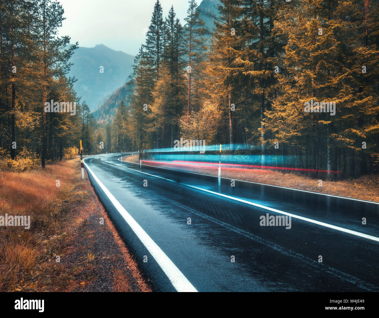 Car on empty road hi-res stock photography and images - Alamy