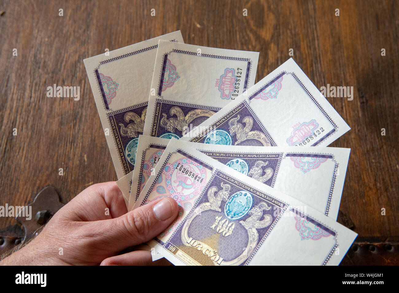 Hand Holding Uzbekistani money, known as So'm Stock Photo - Alamy