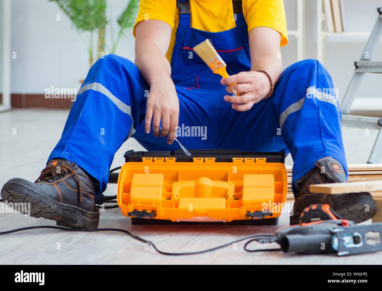 Young man assembling wood pallet Stock Photo - Alamy
