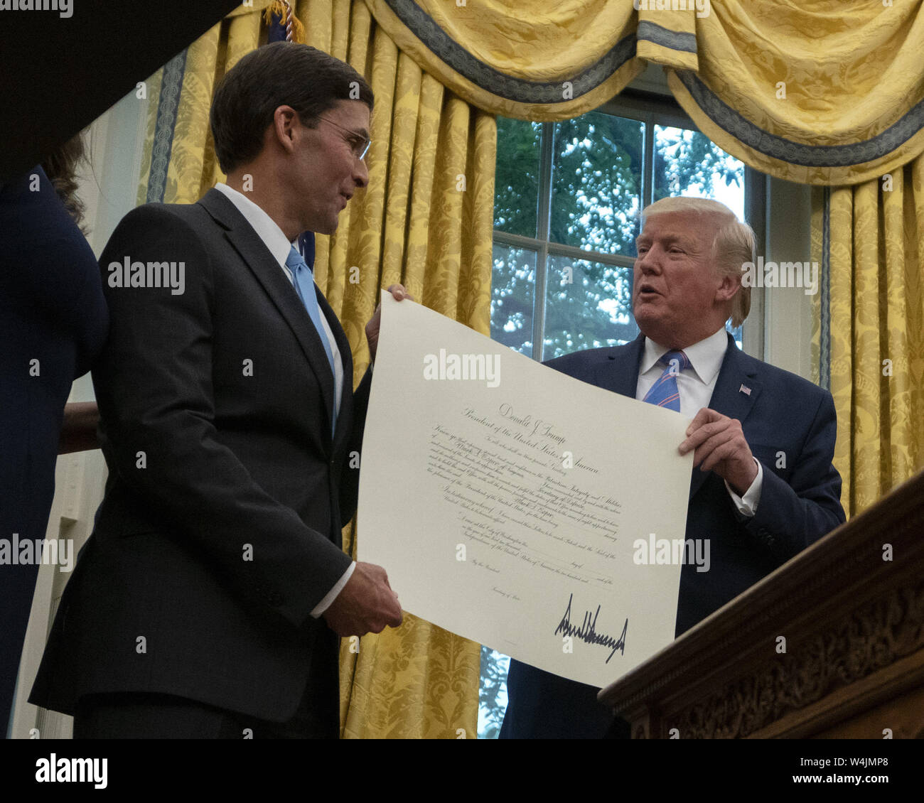 Trump oval office esper hi-res stock photography and images - Alamy
