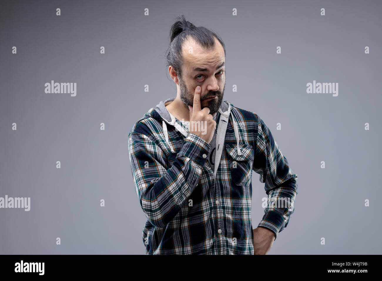 Eyelid pull hi-res stock photography and images - Alamy