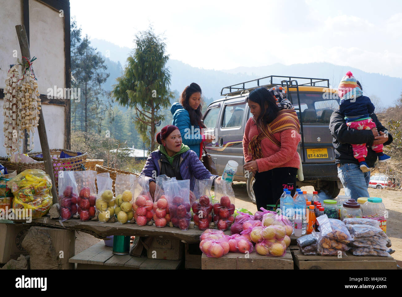 Apple shop by the road from Thimphu to Punakha, Bhutan Stock Photo - Alamy