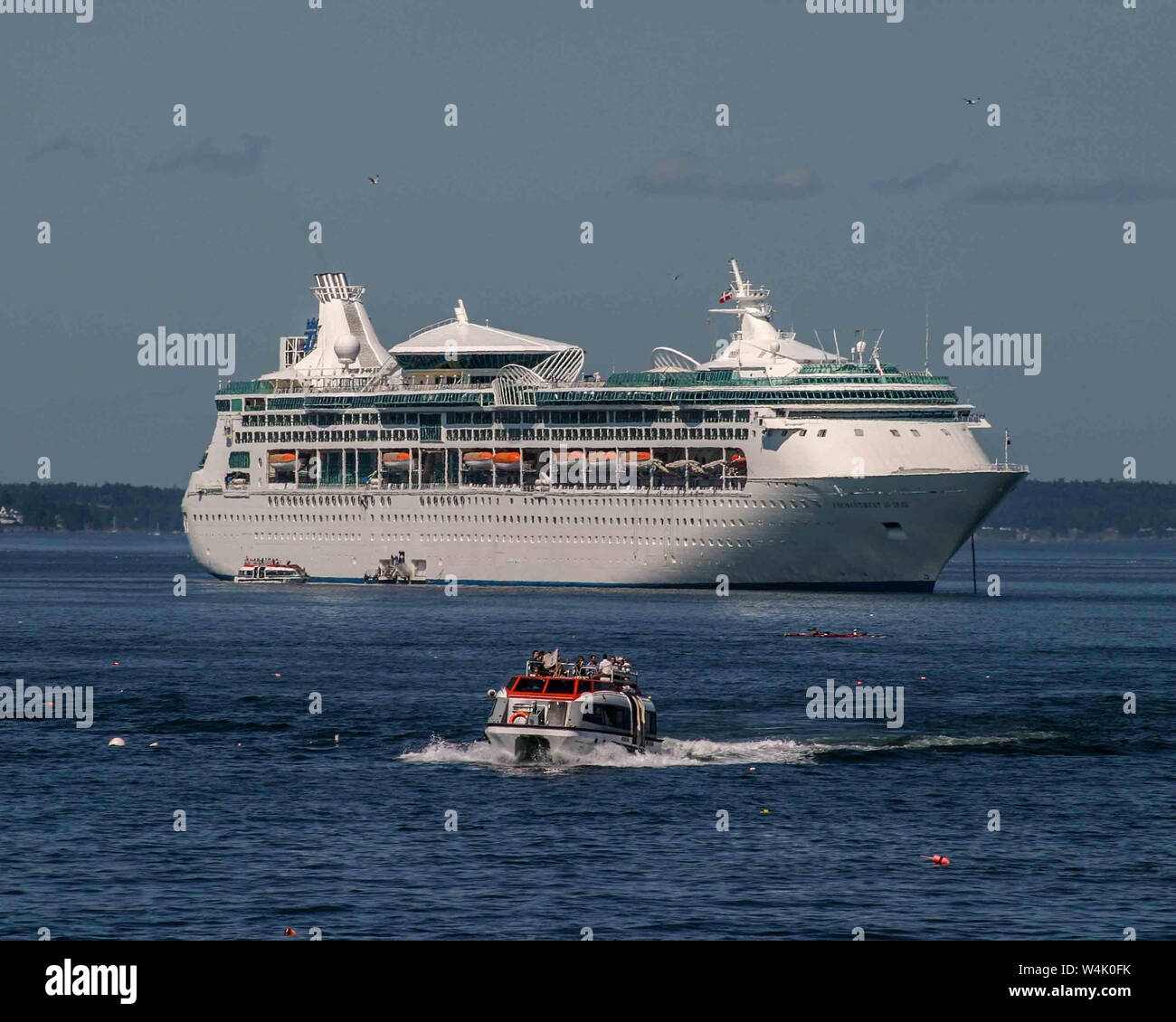 Luxury cruise ship golden princess hi-res stock photography and images ...
