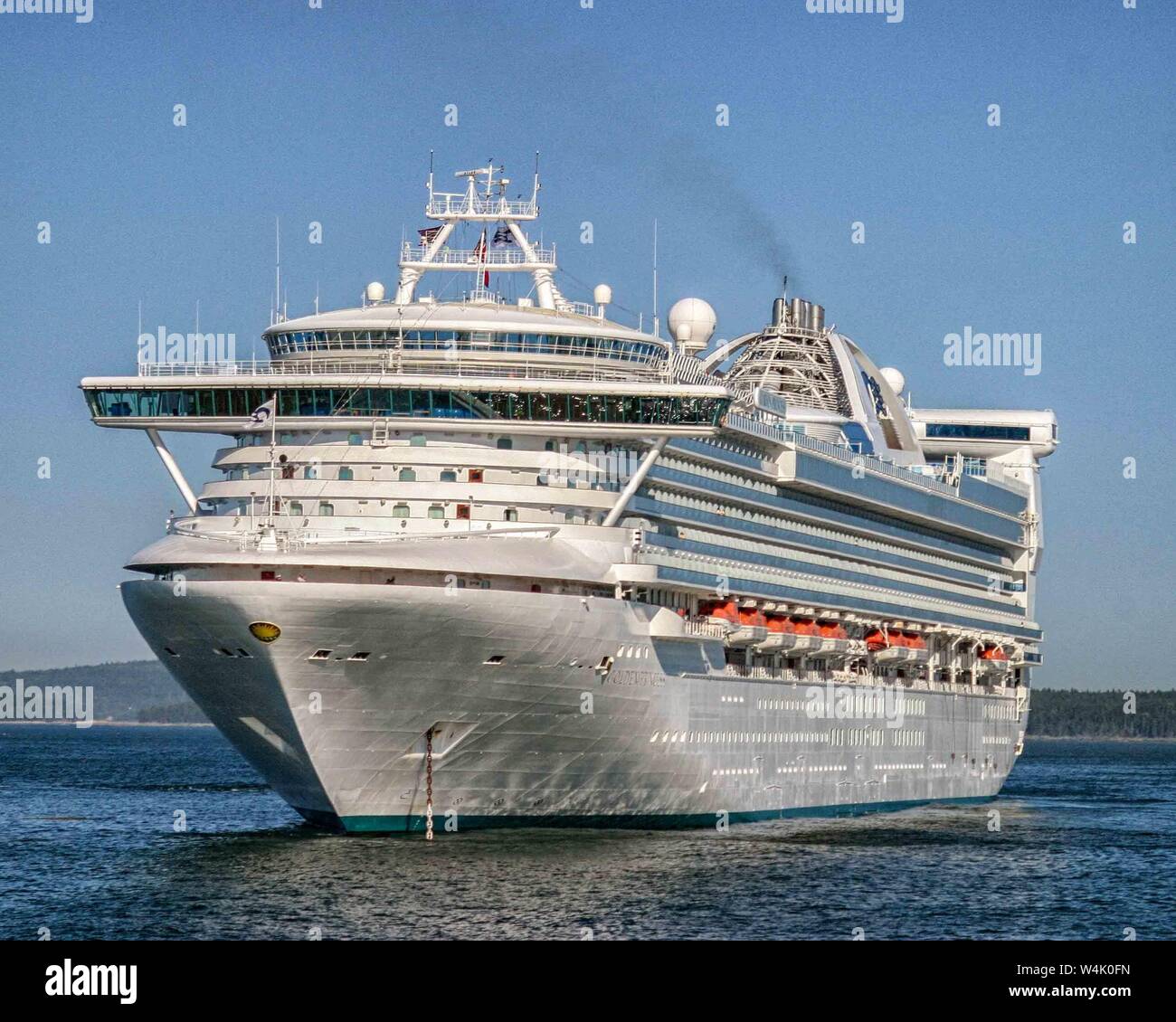 Luxury cruise ship golden princess hi-res stock photography and images ...