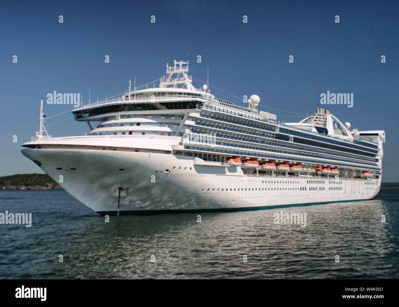 Luxury cruise ship golden princess hi-res stock photography and images ...