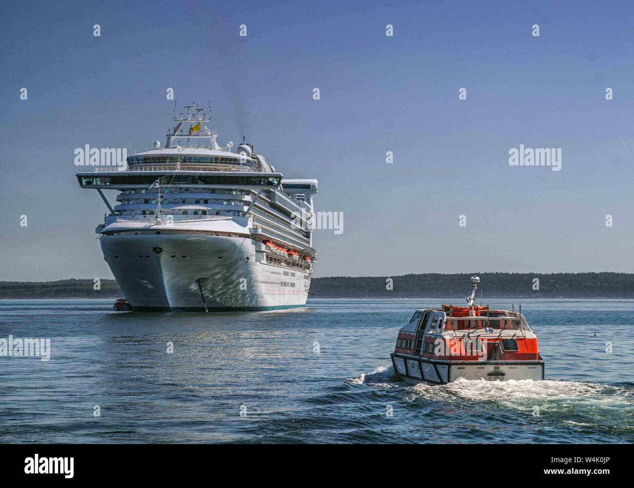 Luxury cruise ship golden princess hi-res stock photography and images ...