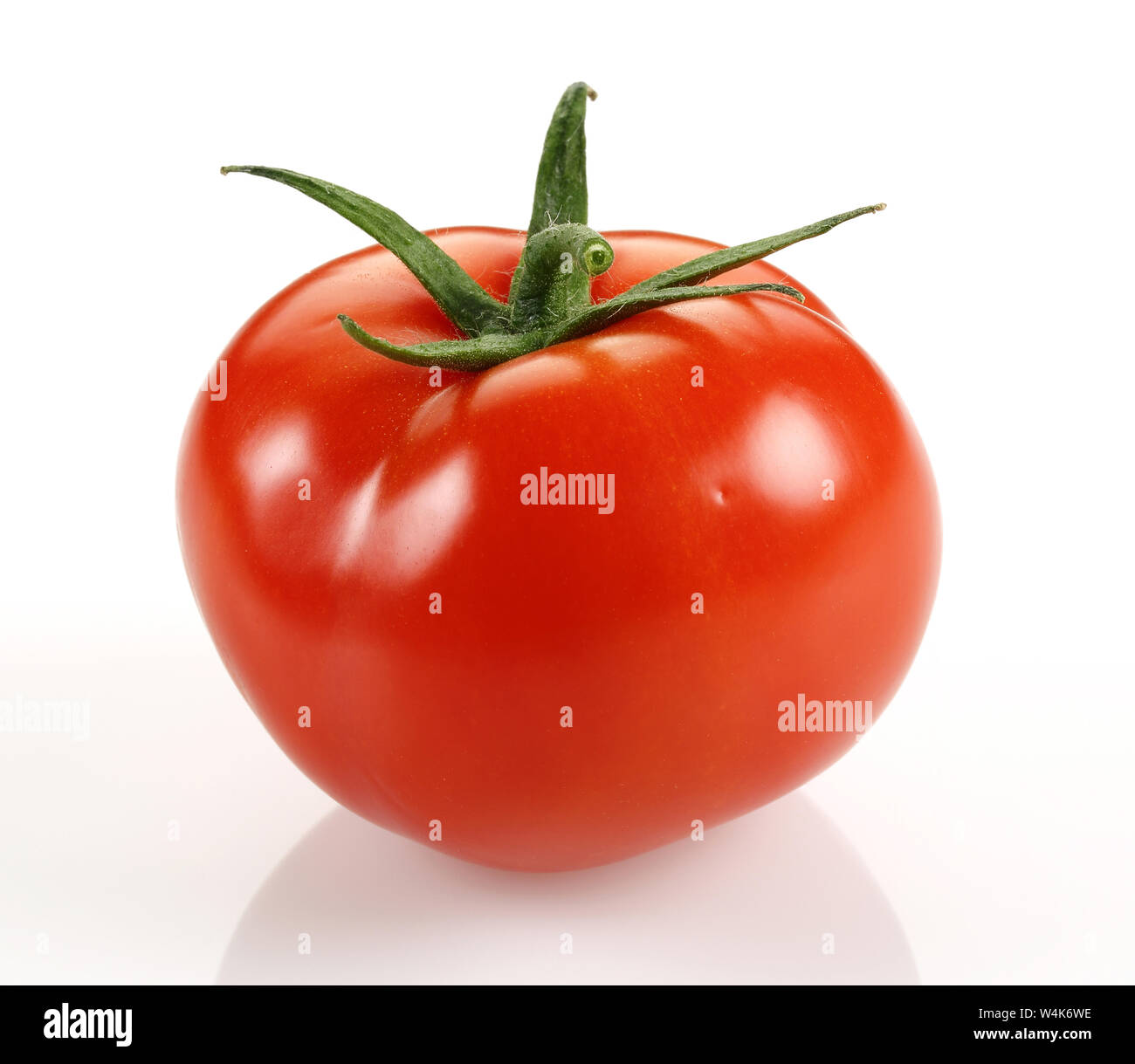 Single fresh tomato isolated on white background Stock Photo - Alamy