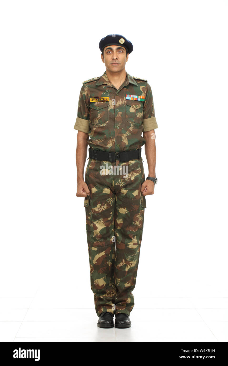 Army soldier saluting Stock Photo - Alamy