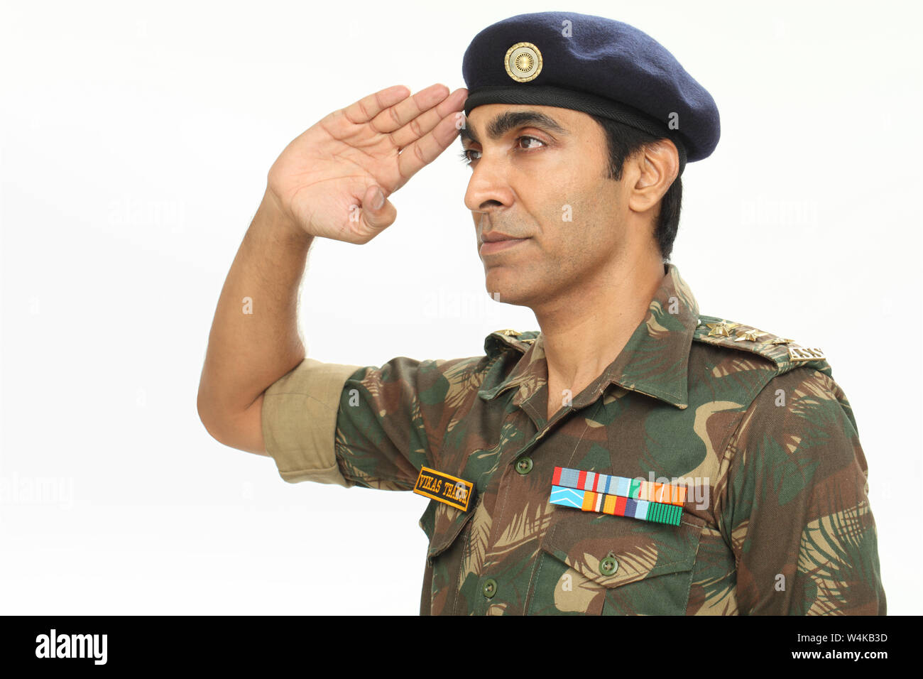 Indian army soldier saluting Stock Photo - Alamy