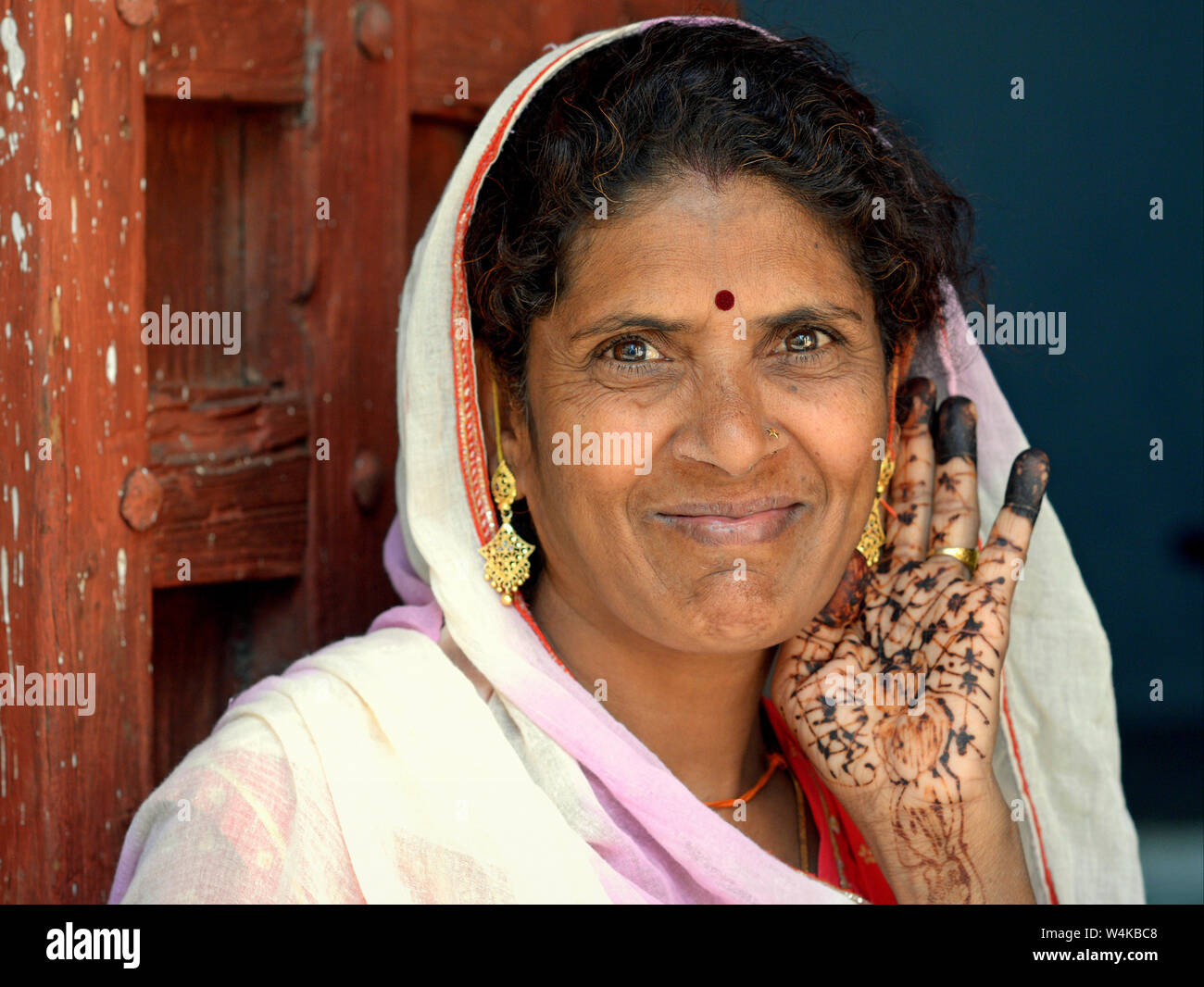 Women left hand palm hi-res stock photography and images - Alamy