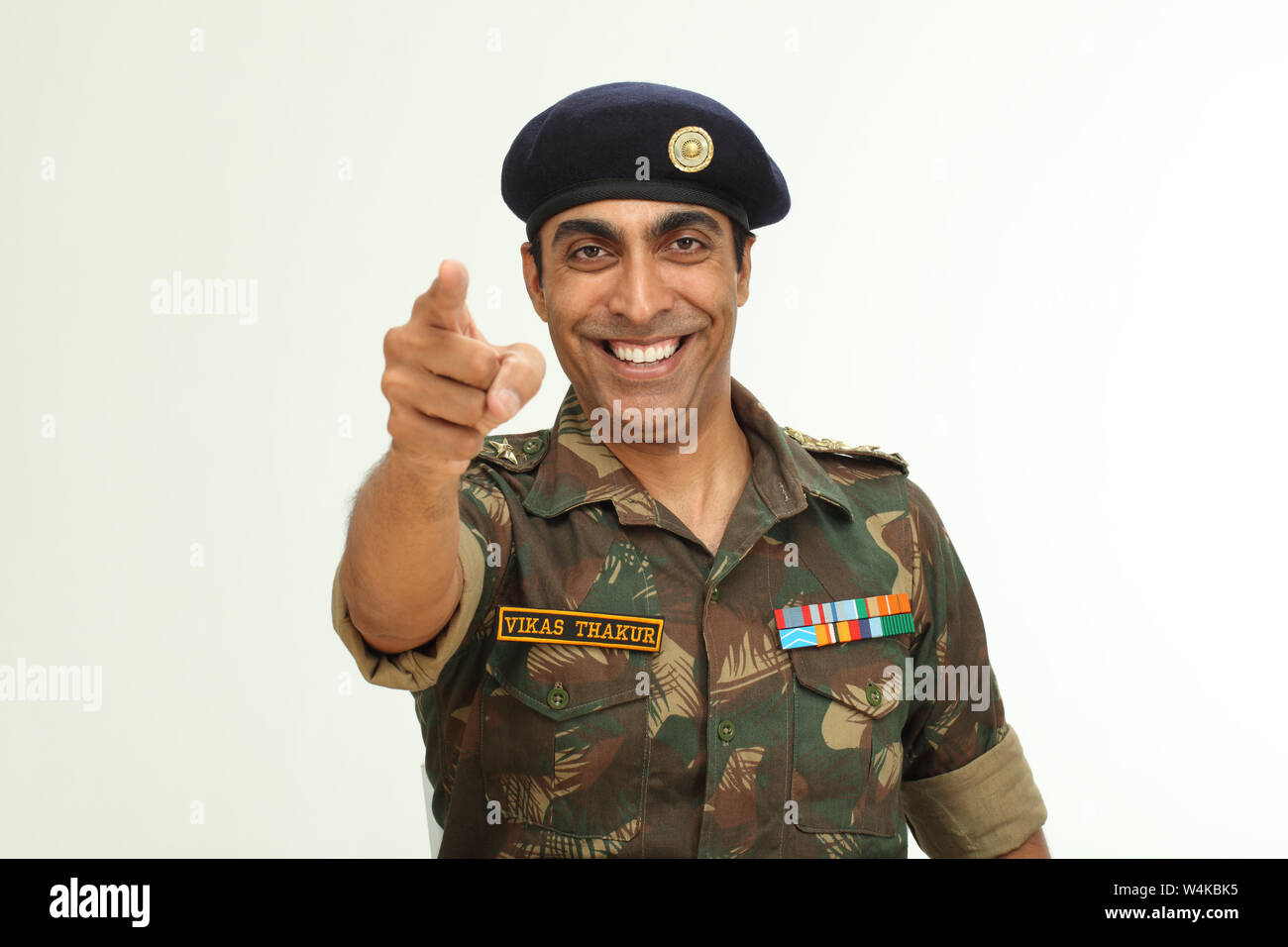 Army soldier pointing Stock Photo - Alamy