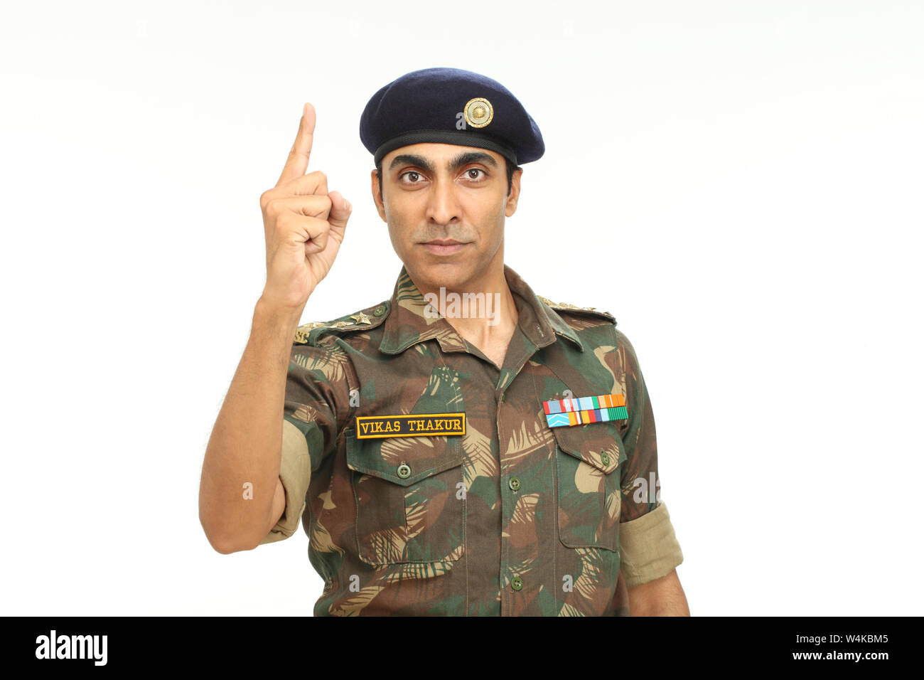 Army soldier pointing upward Stock Photo - Alamy