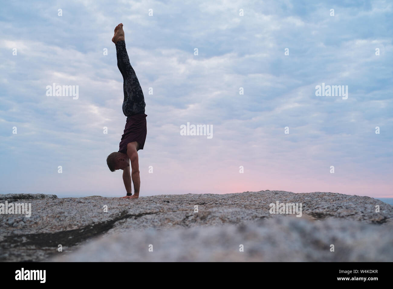 Hand stand hi-res stock photography and images - Alamy