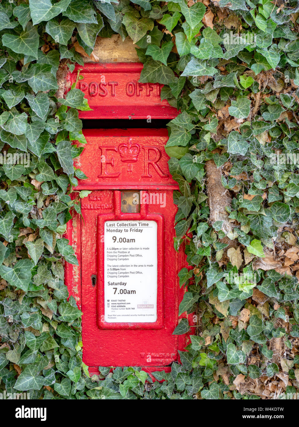 Er wall mounted post box hi-res stock photography and images - Alamy