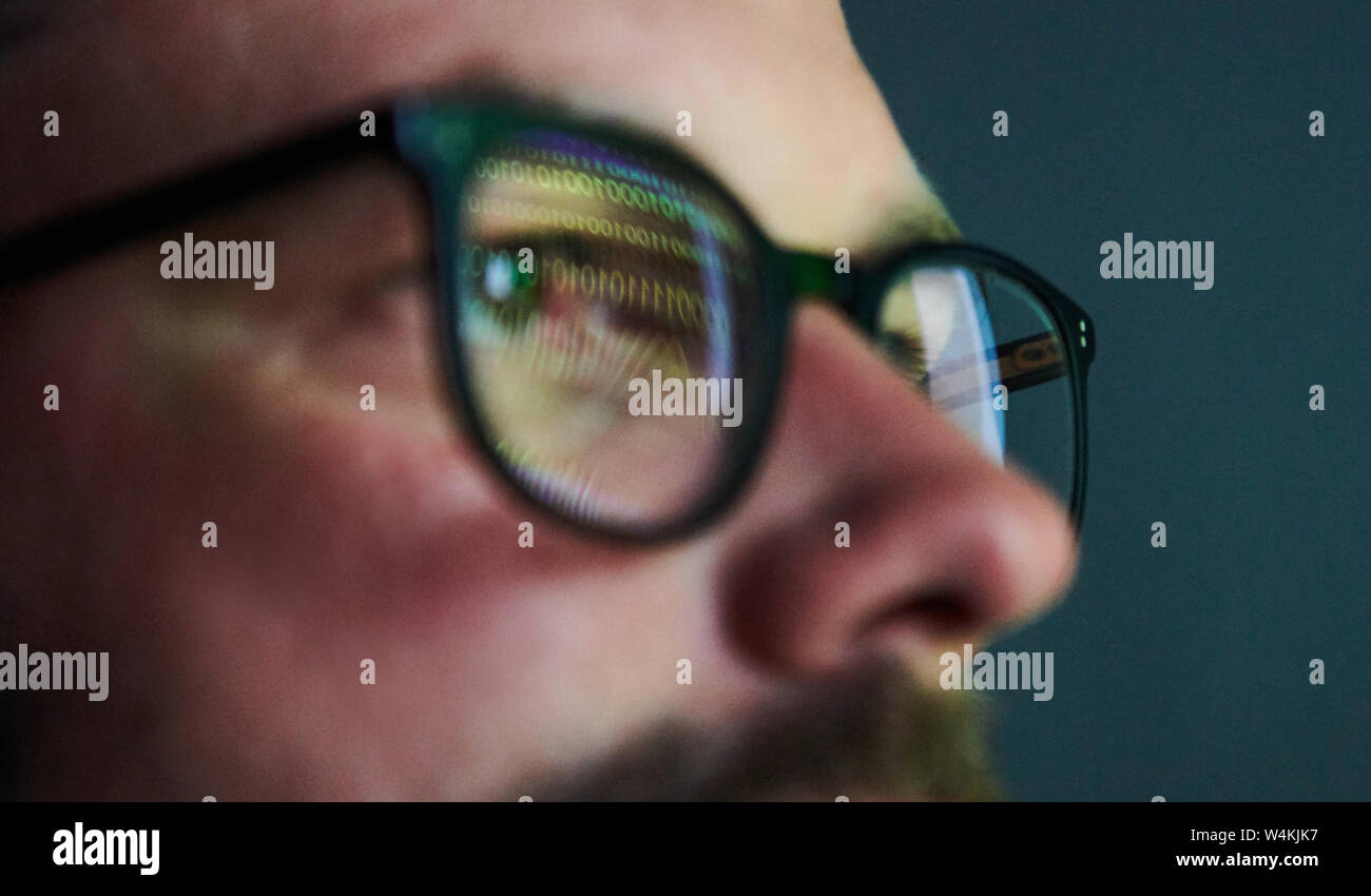 Glasses reflect screen hi-res stock photography and images - Alamy