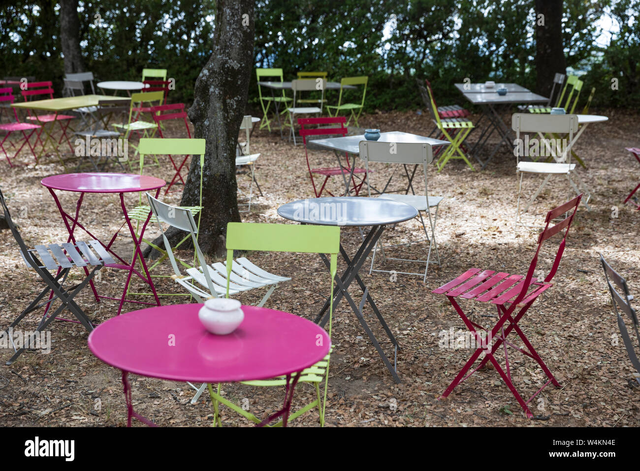 Tables and chairs outdoors hi-res stock photography and images - Alamy